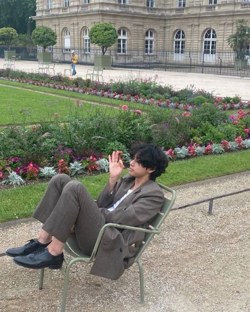 BTS「V」金泰亨靠這 10 招奪走 Jennie 芳心！全球第一帥、一次打破兩項金氏世界紀錄⋯ JUKSY 街星