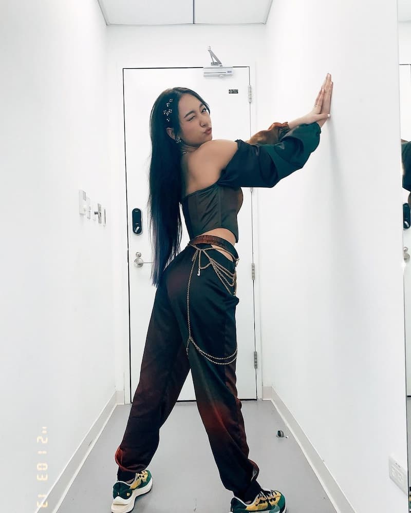 Julia Wu 吳卓源的 5 種「辣妹穿搭」介紹，不愧是鄉民認證性感指標！ JUKSY 街星