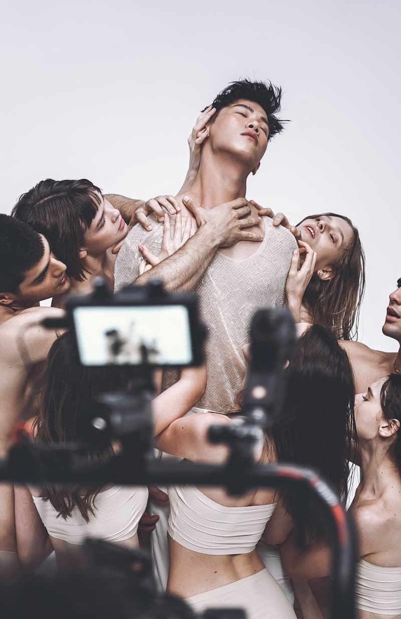 范成章 Cheng 全新消暑神曲〈Drown in Love〉，火辣演出突破今夏性感極限！ JUKSY 街星