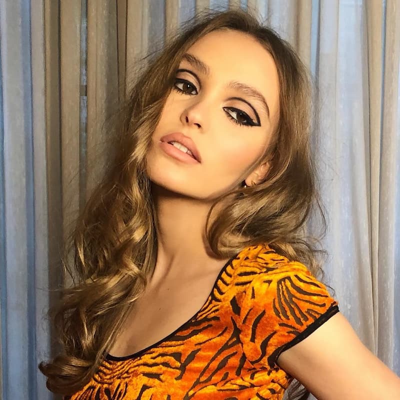 揭密 Lily Rose Depp 莉莉蘿絲戴普 8 件事：因腎臟衰竭瀕臨生死邊緣、低調出櫃放閃！ JUKSY 街星