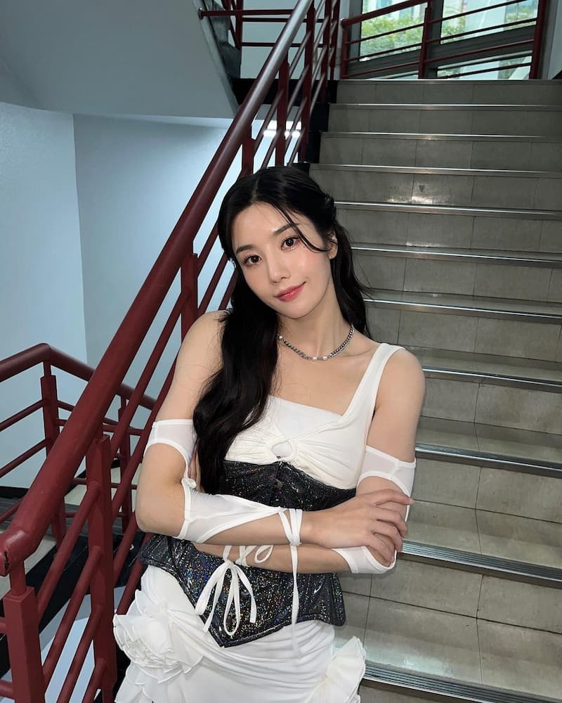 起底 IZ*ONE 權恩妃 10 件事！三度出道、天使臉蛋魔鬼身材、跟 Jennie 比拼 CK 代言人？ JUKSY 街星