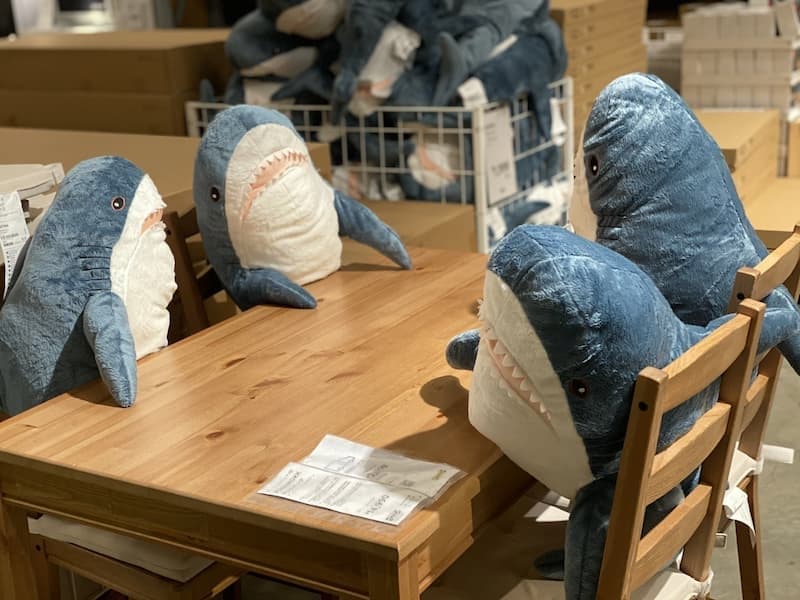 揭露 IKEA 玩偶 10 件事：鯊魚爆紅因長得太可憐、眼睛堅持不用鈕扣⋯原來背後藏這麼多故事！ JUKSY 街星