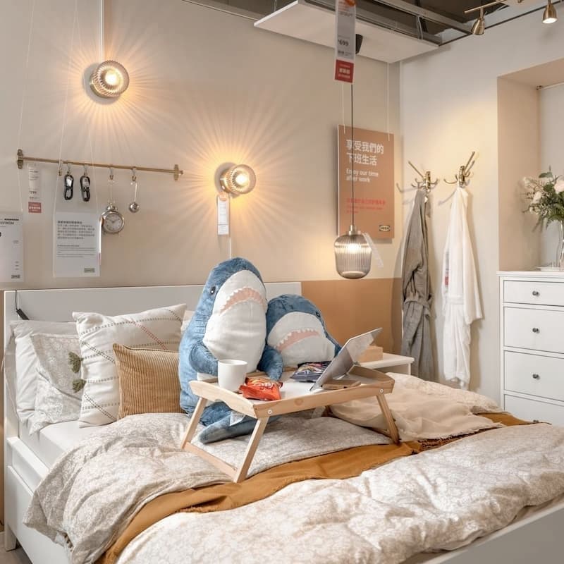 揭露 IKEA 玩偶 10 件事：鯊魚爆紅因長得太可憐、眼睛堅持不用鈕扣⋯原來背後藏這麼多故事！ JUKSY 街星