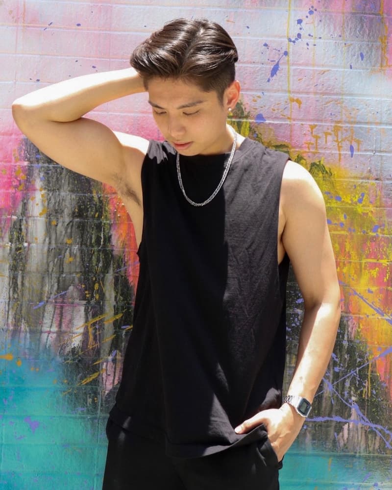 《八尺門的辯護人》「阿布杜爾」張耀私下竟是穿搭型男，背心造型炸出超 Man 手臂肌！ JUKSY 街星