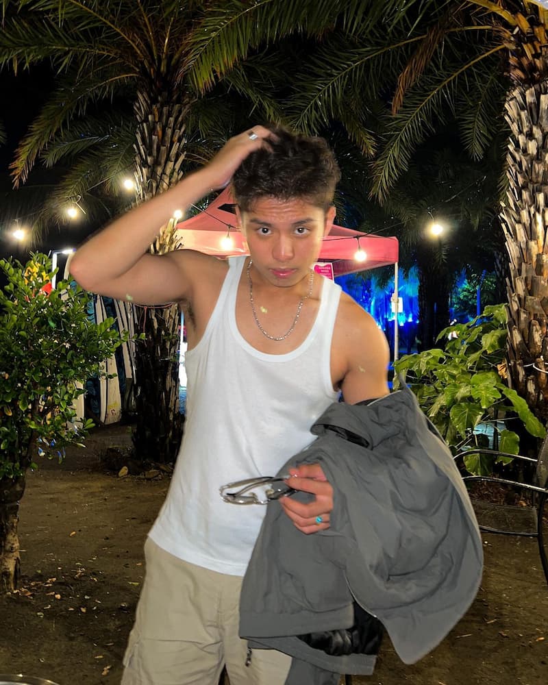 《八尺門的辯護人》「阿布杜爾」張耀私下竟是穿搭型男，背心造型炸出超 Man 手臂肌！ JUKSY 街星