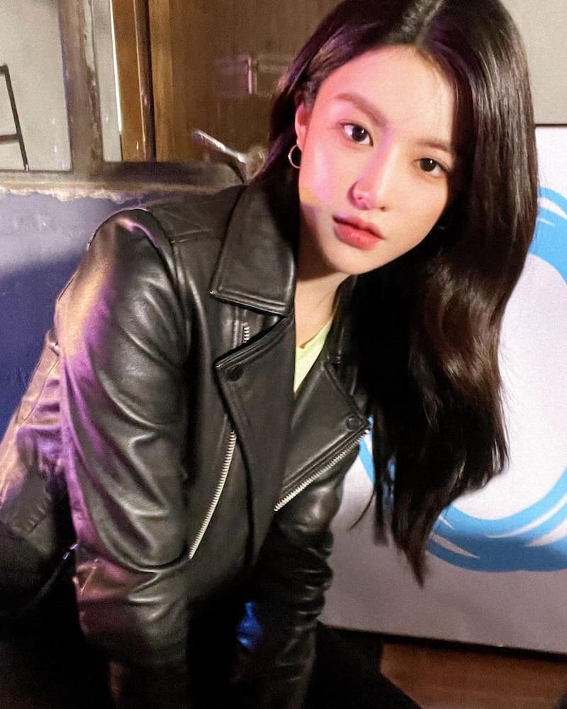 《MOVING 異能》高允貞韓國整型範本、沙啞低嗓反差魅力⋯ 10 件事一起來認識！ JUKSY 街星