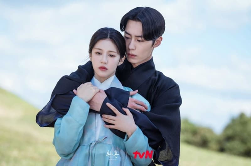 《MOVING 異能》高允貞韓國整型範本、沙啞低嗓反差魅力⋯ 10 件事一起來認識！ JUKSY 街星