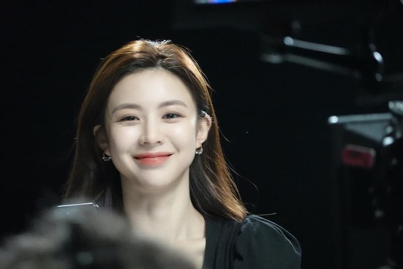 《MOVING 異能》高允貞韓國整型範本、沙啞低嗓反差魅力⋯ 10 件事一起來認識！ JUKSY 街星