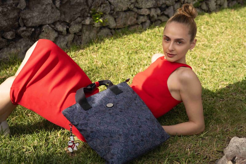 Kipling X Peanuts 聯名系列還原史努比狗屋可愛爆棚！首次推出寵物袋擄獲毛小孩的心～ JUKSY 街星