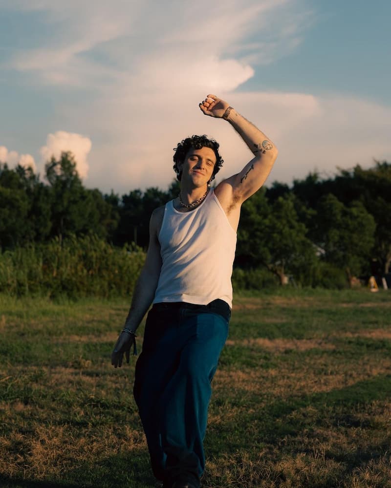 揭露 Lauv 10 件事：分手後改運爆紅、曾飽受憂鬱所苦！加碼推薦 10 首深情情歌～ JUKSY 街星