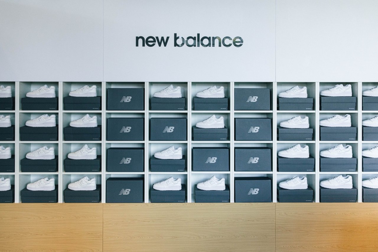 經典 550 全白配色來了！陳柏霖化身都會「型」者，率先上腳示範！快出發 NB GREY 週年慶入手一波，還有滿額時尚好禮等你拿 JUKSY 街星