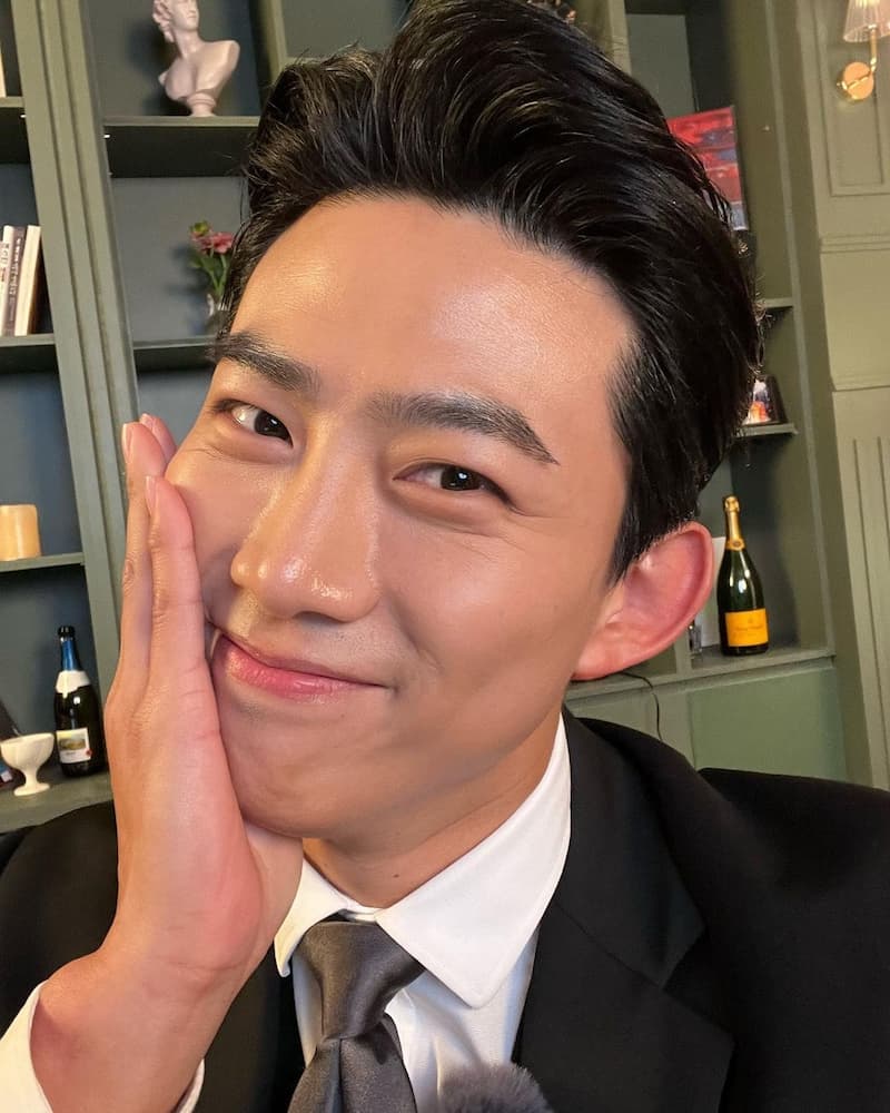 起底 2PM 玉澤演 10 件事：跟成員比腕力骨折、曾被選為「不要再唱 Rap 偶像」！ JUKSY 街星