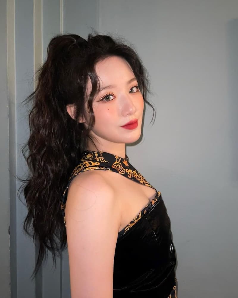 (G)I-DLE 舒華化身「冷豔 Bad Girl」尺度大開！深 V 小背心外加嫵媚電眼全網暈翻！ JUKSY 街星