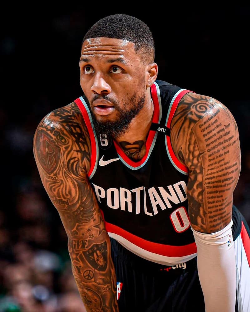 Damian Lillard 刺青秘密大解析：奧克蘭突擊隊標誌、手臂經文⋯6 個刺青背後原來藏這些含義！ JUKSY 街星