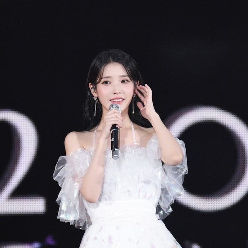 IU 李知恩與 BTS 防彈少年團「V」金泰亨婚紗照虐哭粉絲！加碼 20 大 IU 愛與正能量金句語錄！ JUKSY 街星