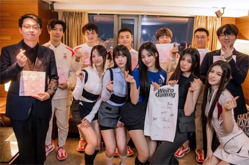 NewJeans 與《英雄聯盟》S13 世界大賽 T1 與 WBG 戰隊合照，「跪著拍照」姿勢卻引來中國粉絲不爽！ JUKSY 街星