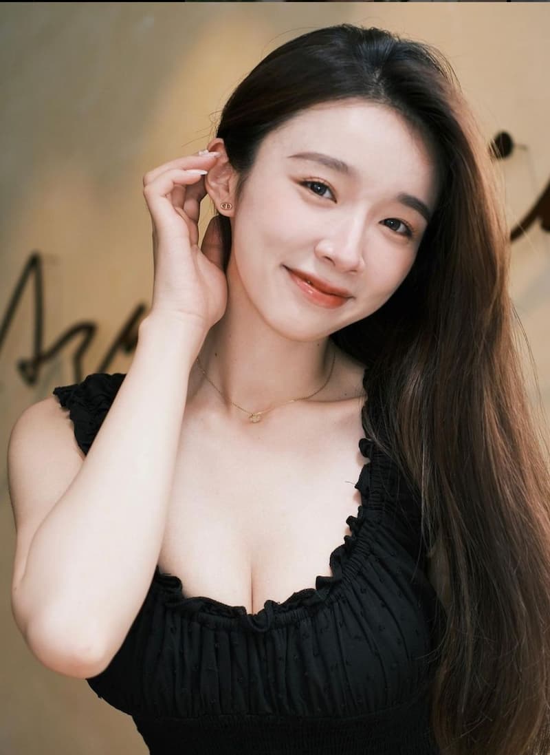 55688 x JUKSY | 正妹護理師張媛因白皙肌膚 + 傲人上圍在 PTT 表特版爆紅，172 高挑身材讓腿控秒暈船！【野生抓正妹】