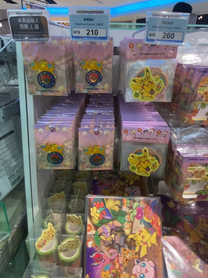 《寶可夢中心台北 Pokémon Center TAIPEI》完整導覽介紹一次看！各種超可愛寶可夢周邊好想買爆啊～ JUKSY 街星