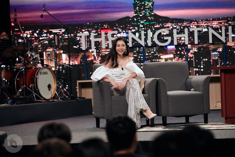 《賀瓏夜夜秀》狂吸破百萬觀看量！Albee「禮服猛下滑」網友眼神全錯位！【野生抓正妹】 JUKSY 街星