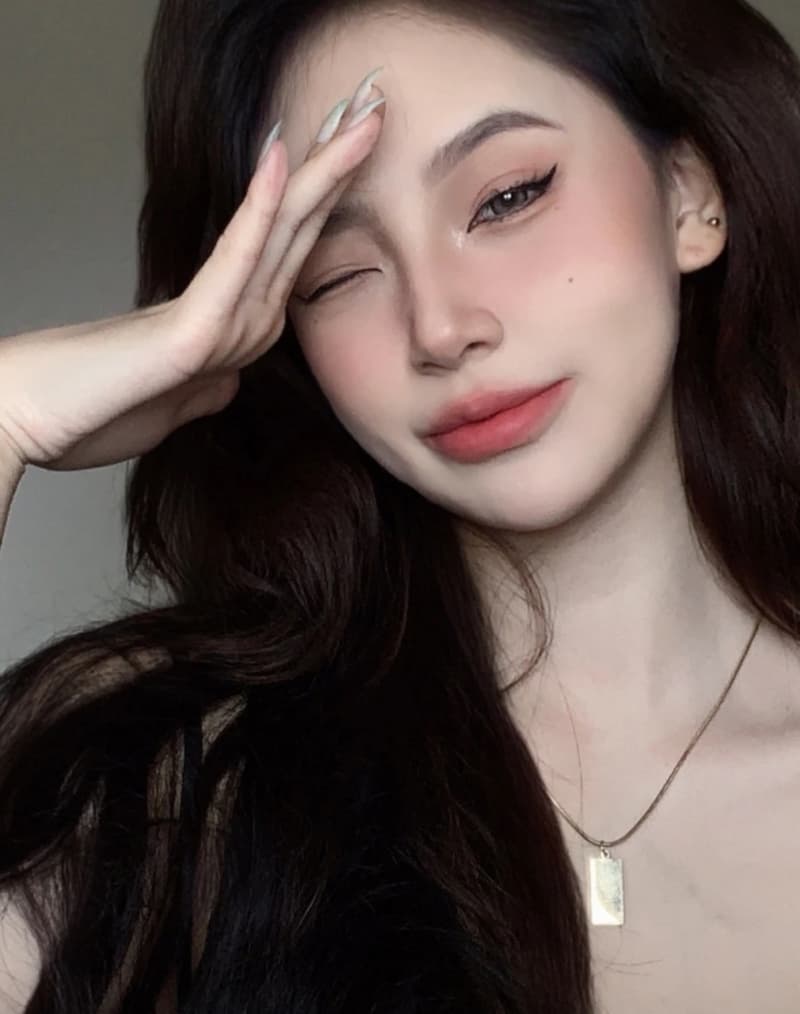 2024 10 個女生自拍姿勢推薦：手比愛心、貓爪秀美甲⋯「這樣擺」最顯臉小！ JUKSY 街星