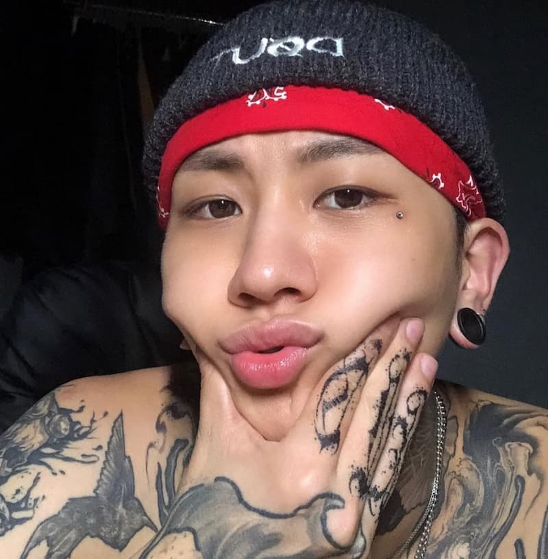 2024 10 個男生自拍姿勢推薦：手撐臉、加配件⋯想要自然不尷尬就這樣拍！ JUKSY 街星