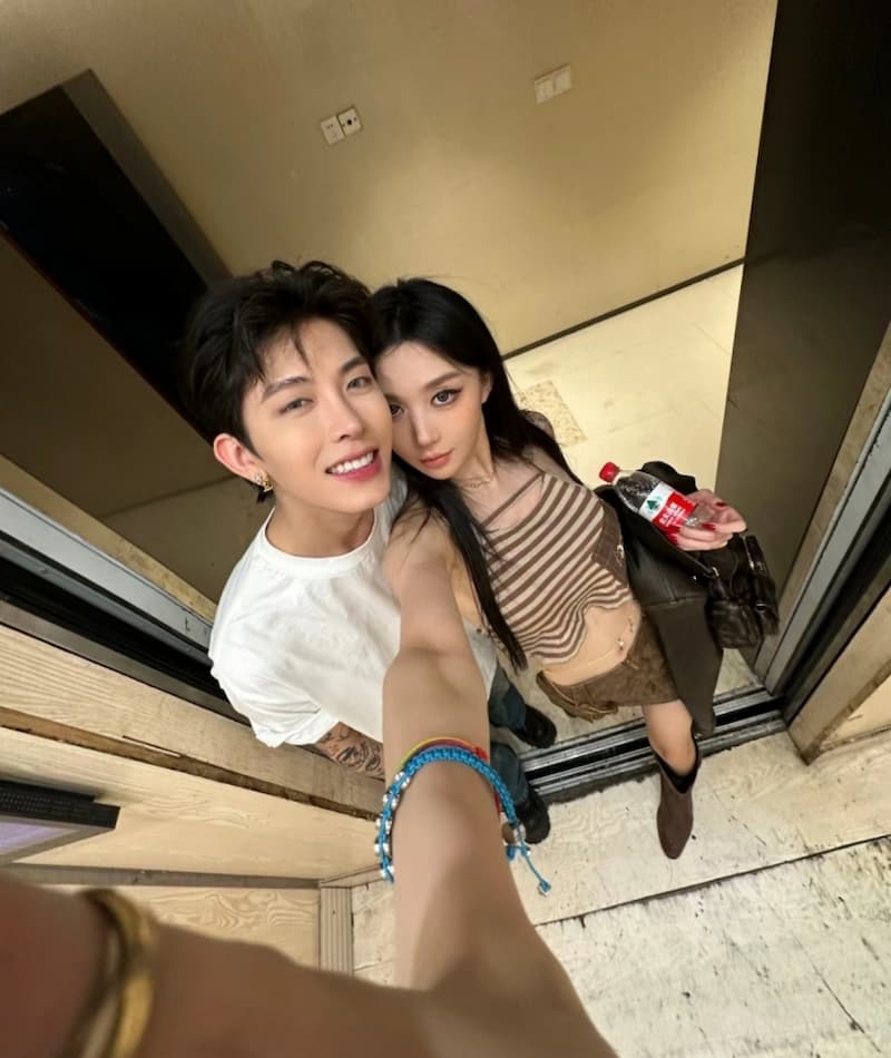 2024 10 個情侶自拍姿勢推薦：環抱女友、雙手比心⋯原來放閃也可以那麼 cute！ JUKSY 街星