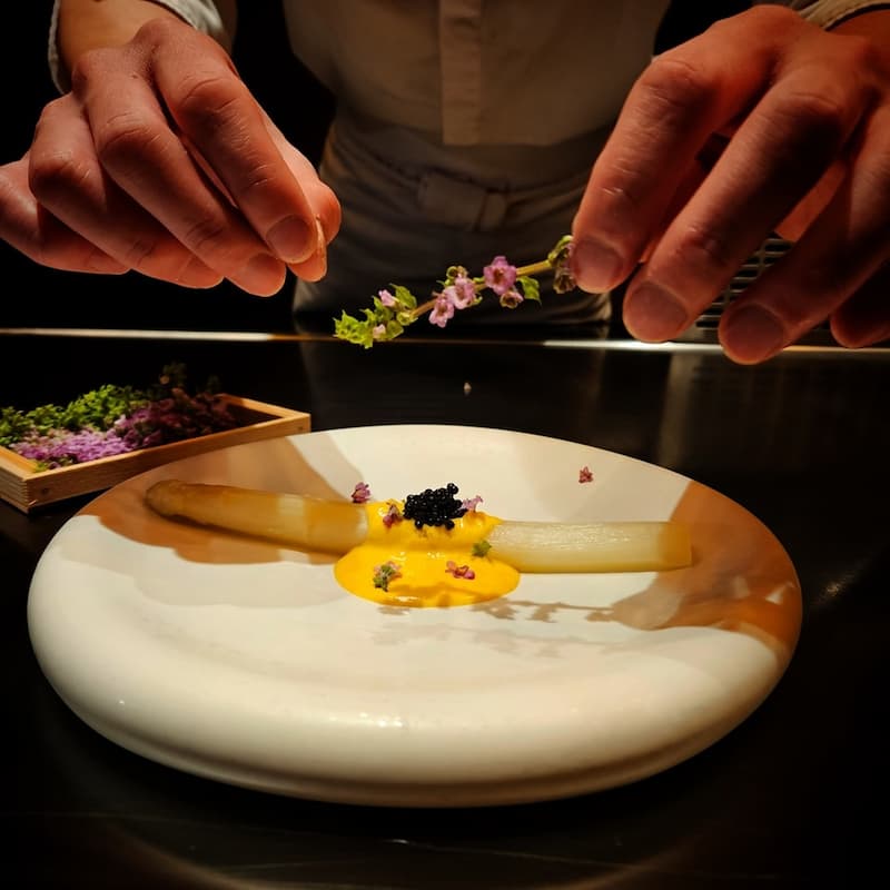 2024 全台 10 間高 CP 值鐵板燒餐廳推薦：明水然、 初魚⋯不到兩千的無菜單不能不吃！ JUKSY 街星