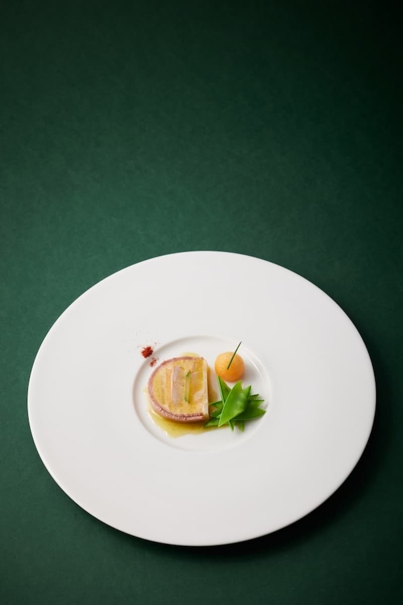 台灣首位星級主廚「江振誠」的傳奇人生：30 年餐飲經歷、RAW Taipei 十週年⋯一起來認識！ JUKSY 街星