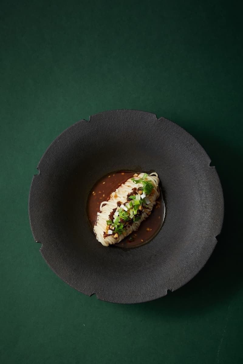 台灣首位星級主廚「江振誠」的傳奇人生：30 年餐飲經歷、RAW Taipei 十週年⋯一起來認識！ JUKSY 街星