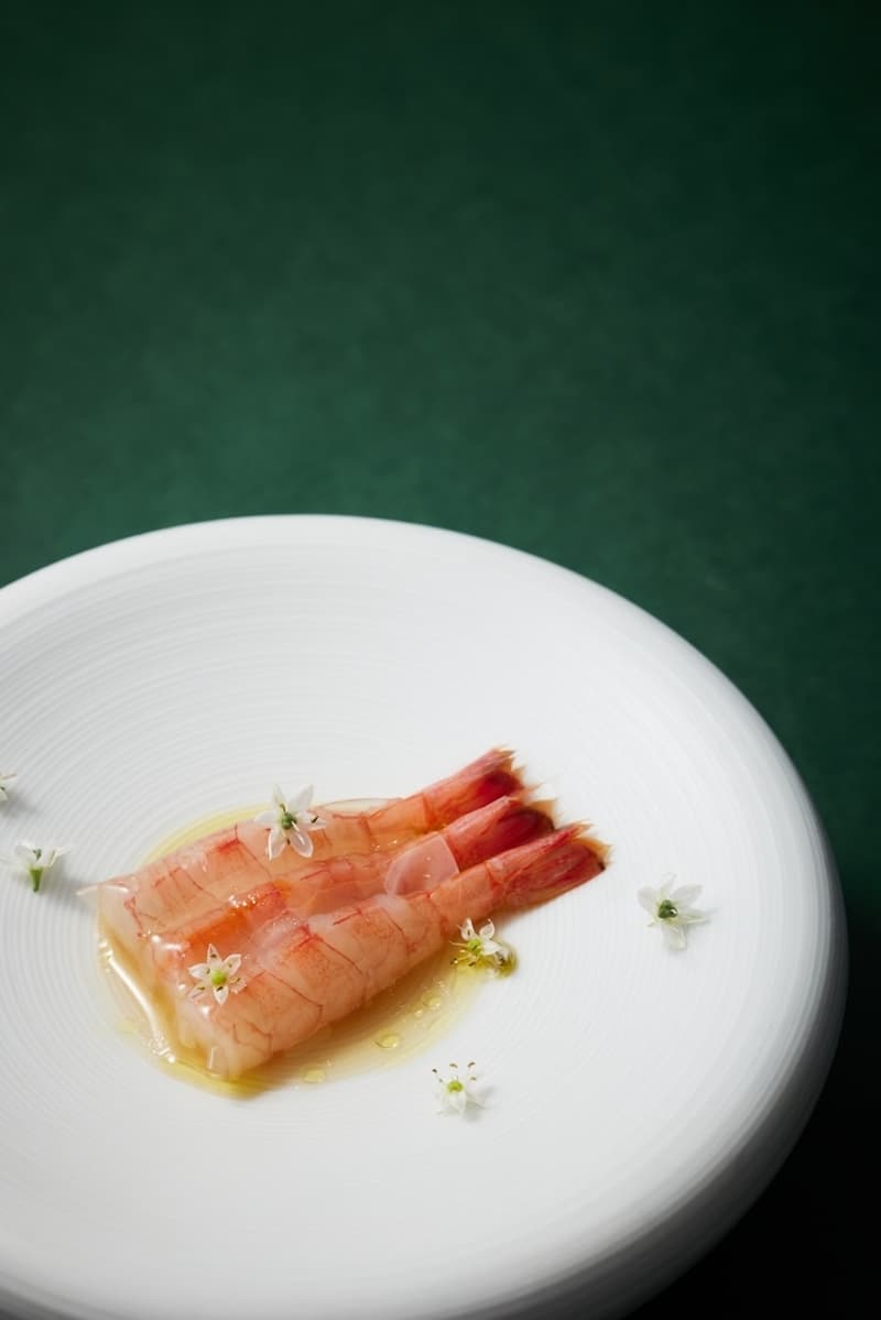 台灣首位星級主廚「江振誠」的傳奇人生：30 年餐飲經歷、RAW Taipei 十週年⋯一起來認識！ JUKSY 街星