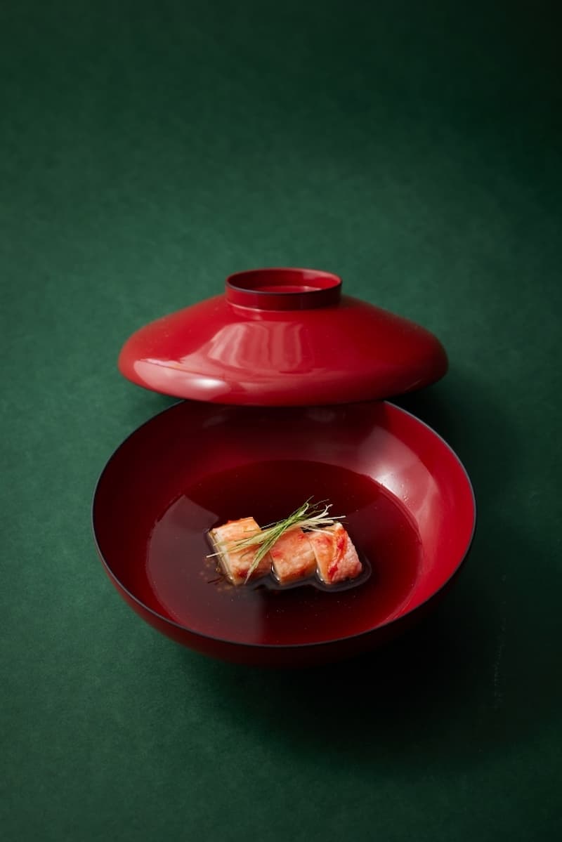 台灣首位星級主廚「江振誠」的傳奇人生：30 年餐飲經歷、RAW Taipei 十週年⋯一起來認識！ JUKSY 街星