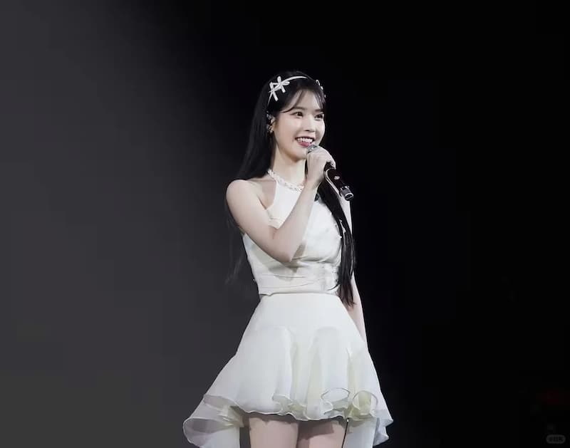 IU 李知恩台北演唱會 5 大絕美造型一次看！哪一套讓你暈得咪咪冒冒？ JUKSY 街星