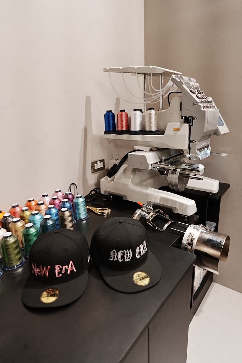 55688 x JUKSY | 南港 LaLaport「 NEW ERA」全新門市登場！客製化帽款＆開幕優惠一次看！