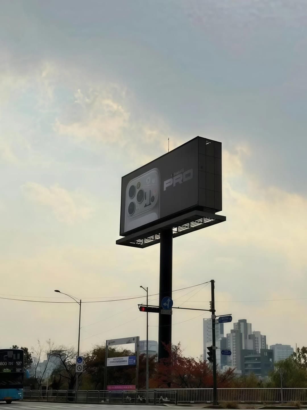 GD 要跟 Apple 聯名了？iPhone 17 Pro 看板出現權志龍雛菊與《Übermensch》字樣 - JUKSY 街星