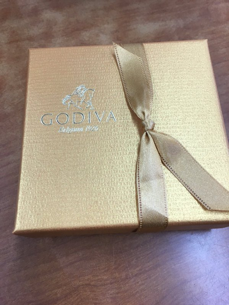 【放閃特輯】反面教材！她人生第一次收到 GODIVA 巧克力 結果卻想打人... JUKSY 街星