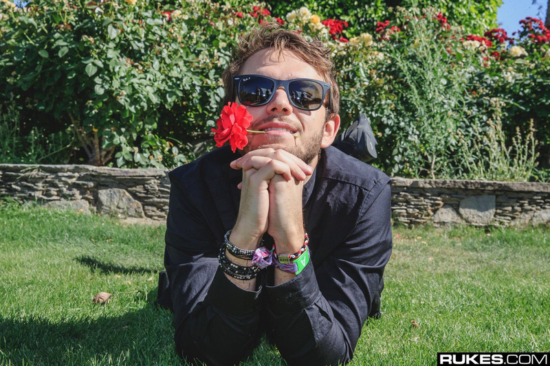 性感度破表？Zedd 渡假曬出爆笑淋浴照 濃密「胸毛」太搶眼遭粉絲惡搞！ JUKSY 街星