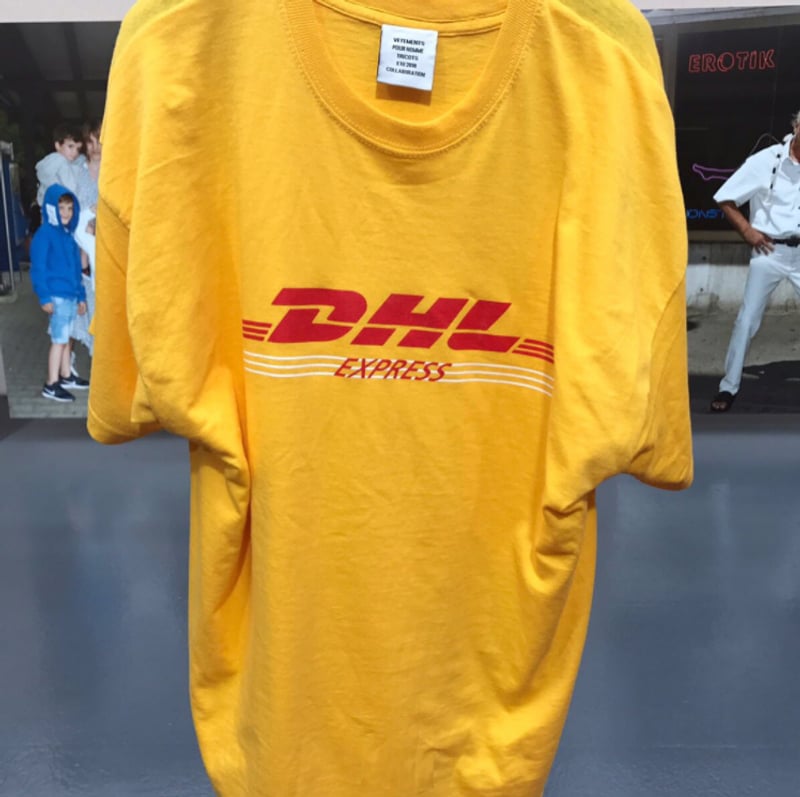 搶先看！Vetements 最新聯名 DHL 商品間諜照曝光！ JUKSY 街星