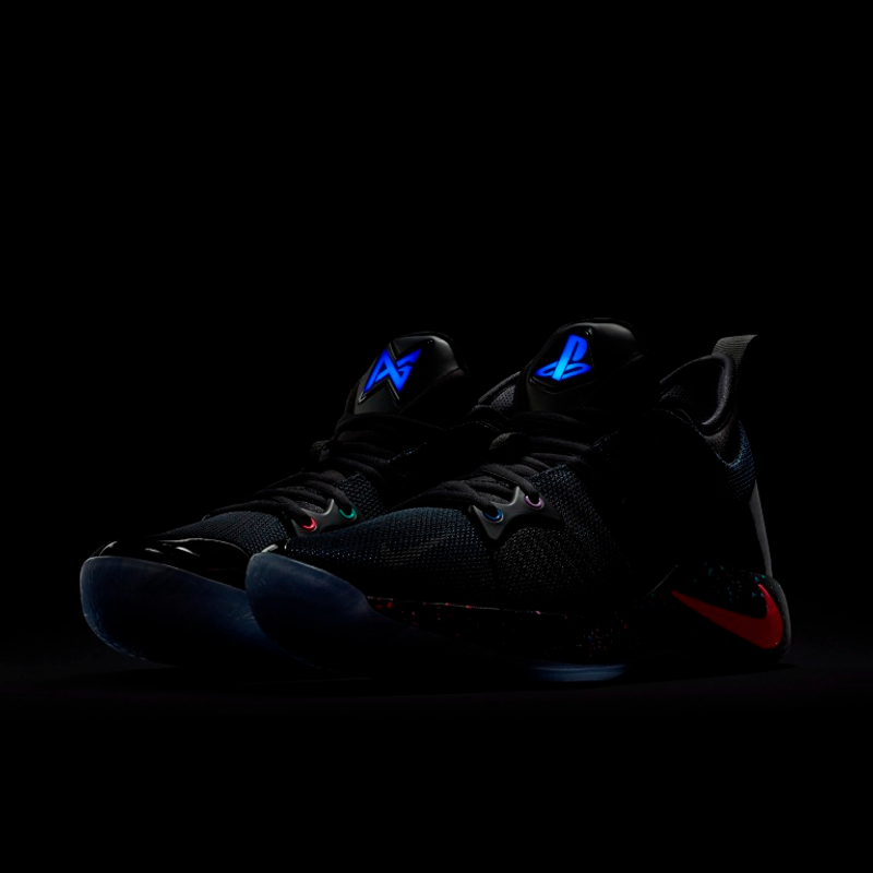 〔開包攻略〕「球鞋 x 電玩」事件再一發！PlayStation 找知名球星合作 推出 PG–2「PS4」限量簽名鞋款！ JUKSY 街星