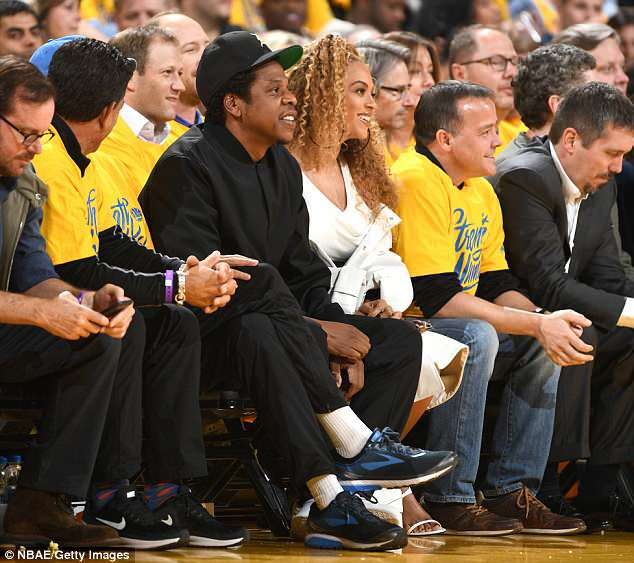 變成小型見面會！Jay-Z、碧昂絲連袂去看 NBA，現場球迷騷動比賽都不看了！ - JUKSY 街星