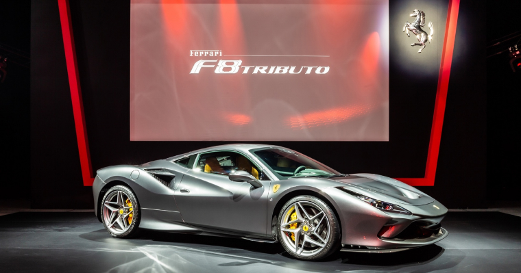 打進富豪圈的入場券！Ferrari V8 Tributo 霸氣抵台 1600 萬就能把「最速 V8」開回家 - JUKSY 街星