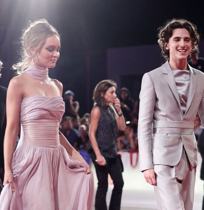 捲髮美男 Timothee Chalamet 王子般現身威尼斯影展，與女友莉莉蘿絲戴普首度同台！ | JUKSY 街星